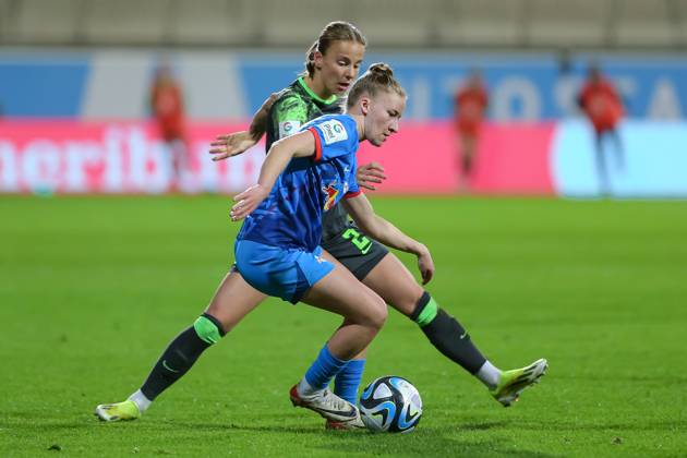 v li Lynn Wilms VfL Wolfsburg, 2 and Maria Mikolajova SKN St Pölten, 7 ...