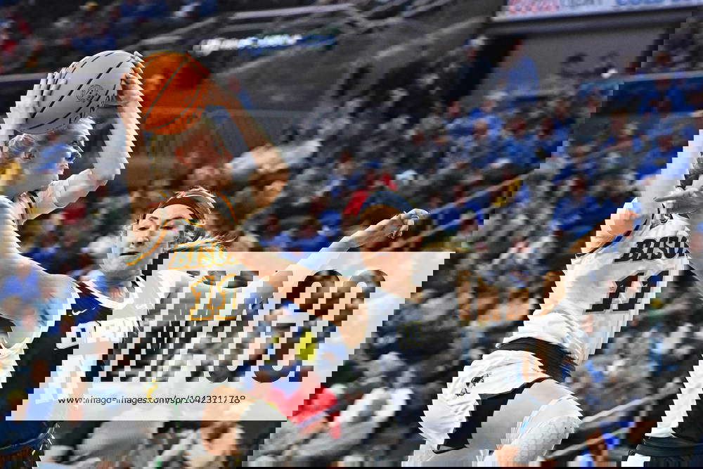 Oral Roberts Golden Eagles guard Jalei Oglesby (11) defends as North ...