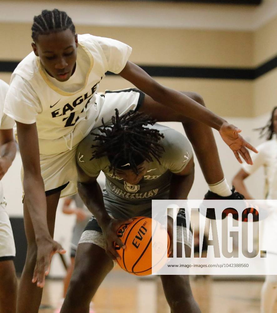 Syndication: The News-Press Gateway player Denzel Green runs into ...