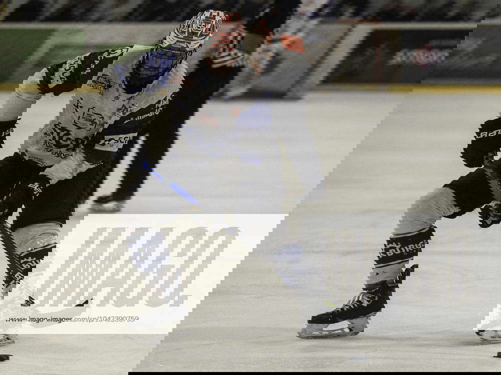 Emre Yamak ERC Schwenninger Wild Wings U20, 55 tries to get the puck ...