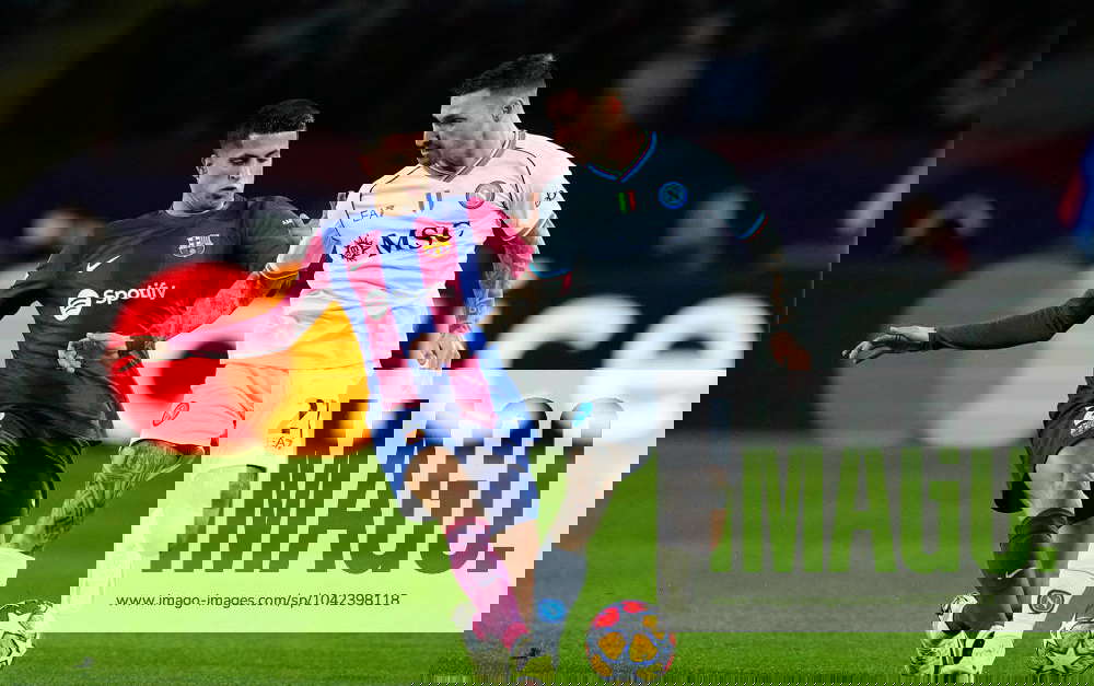 Matteo Politano of SSC Napoli (R) battles for the ball with Joao ...