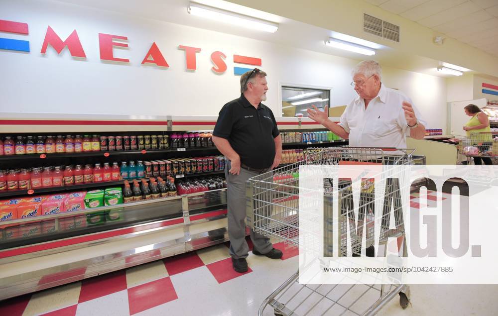 Syndication: Florida Times-Union Mayor Sean Lynch talks with shopper ...