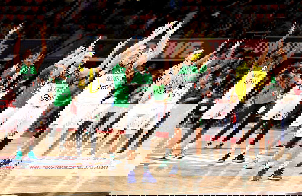 Zalgiris Kaunas players applaud the fans GER, FC Bayern Basketball vs ...