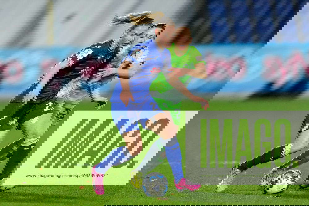 v li Sarai Linder TSG, 22 , Maria Joelle Wedemeyer Wolfsburg, 24 , duel ...