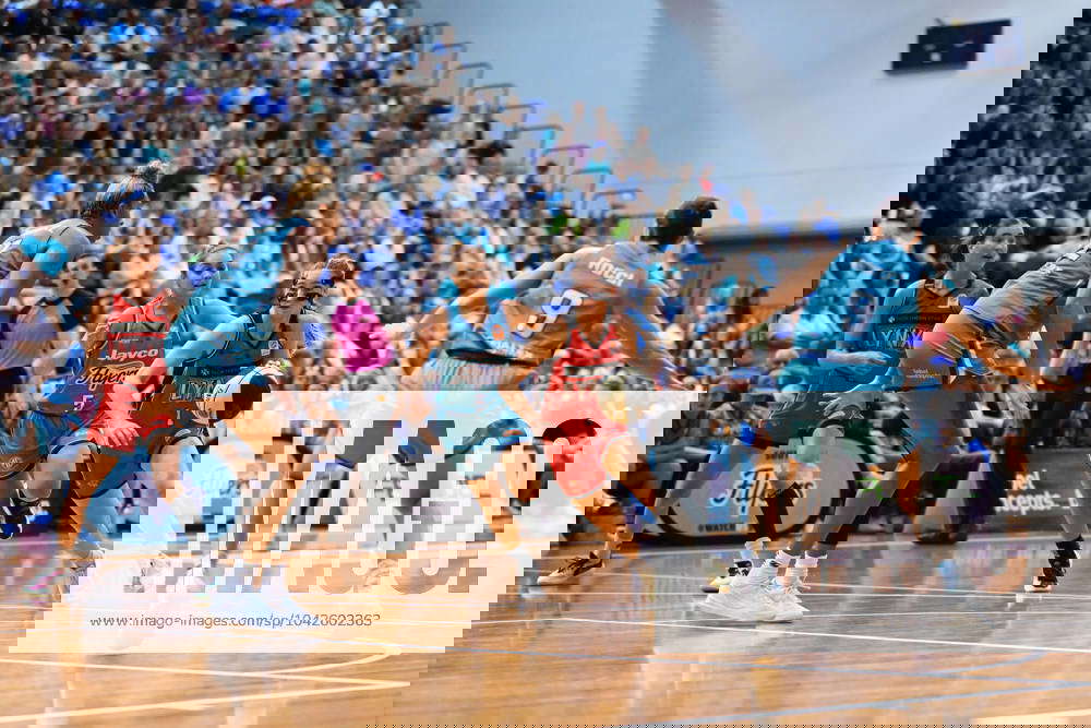 WNBL FLYERS LYNX, Meila Goodchild of the Lynx drives at the basket ...