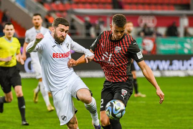 Duel Berkan Taz SC Verl, Nr 9 vs Marcel Costly FC Ingolstadt 04, Nr 22 ...