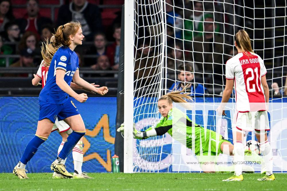 AMSTERDAM - Sjoeke Nusken of Chelsea FC scores the 0-3 during the UEFA ...