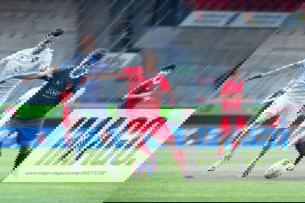 Luke Knapp FC Heidenheim, 28 in duel with Philipp Heise Karlsruher SC ...