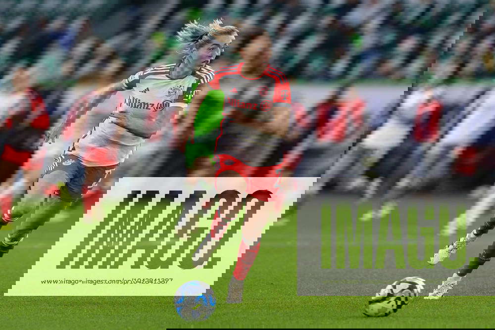 v li Linda Sembrant FC Bayern München, 2 on the ball, single image, full body, action, action