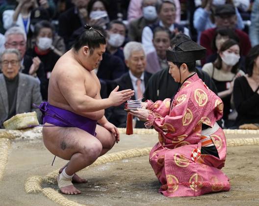 Sumo: Spring Grand Sumo Tournament No. 17 maegashira Takerufuji beats ...