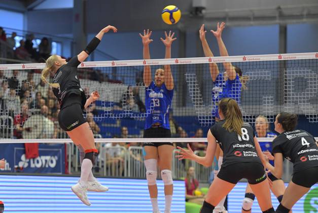 17 02 2024, Dresdens Hester Jasper smashes against Suhls Jelena Delic ...