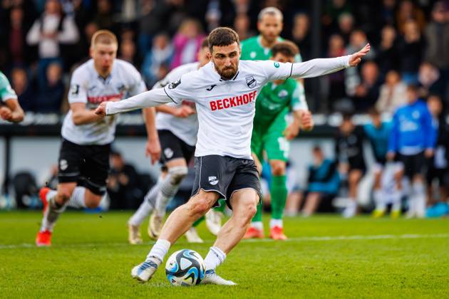 Berkan Taz SC Verl, 09 on penalty kick 11 meter shot to 4 4 GER, SC ...