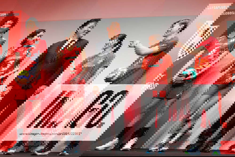 (L-R) Akihiro Yamauchi, Sarina Koga, Shunichi Kawai, Nanami Seki, Yuji Nishida, APRIL