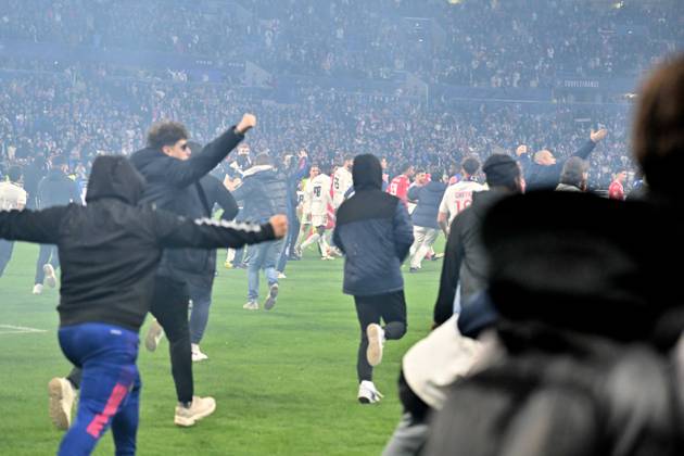 Les supporters envahissent la pelouse (lyon) FOOTBALL: Olympique Lyonnais vs Valenciennes Football