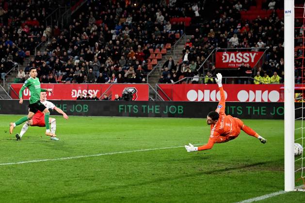 UTRECHT - Isac Lidberg of FC Utrecht makes the 3-1 during the Dutch ...