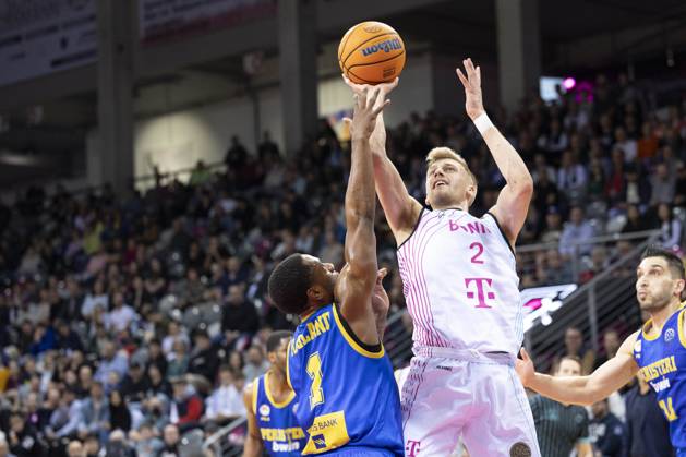 Sam GRIESEL BON, right on the ball, throwing, jumping, in a duel against Nemanja DANGUBIC PERI