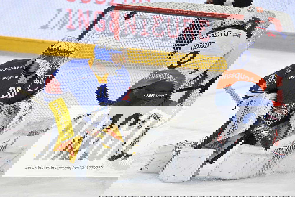 Goalkeeper Leonardo Genoni, EVZ, re Willy Riedi, ZSC, EV Zug ZSC Lions ...