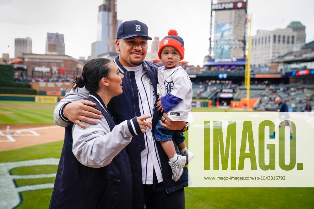 Syndication: Detroit Free Press Isabelle Sewell, left, poses with her ...