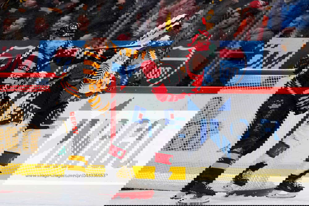 Skellefteas Mans Forsfjäll and Frölundas Henrik Tömmernes during semi-final 1 of the SHL ice hockey