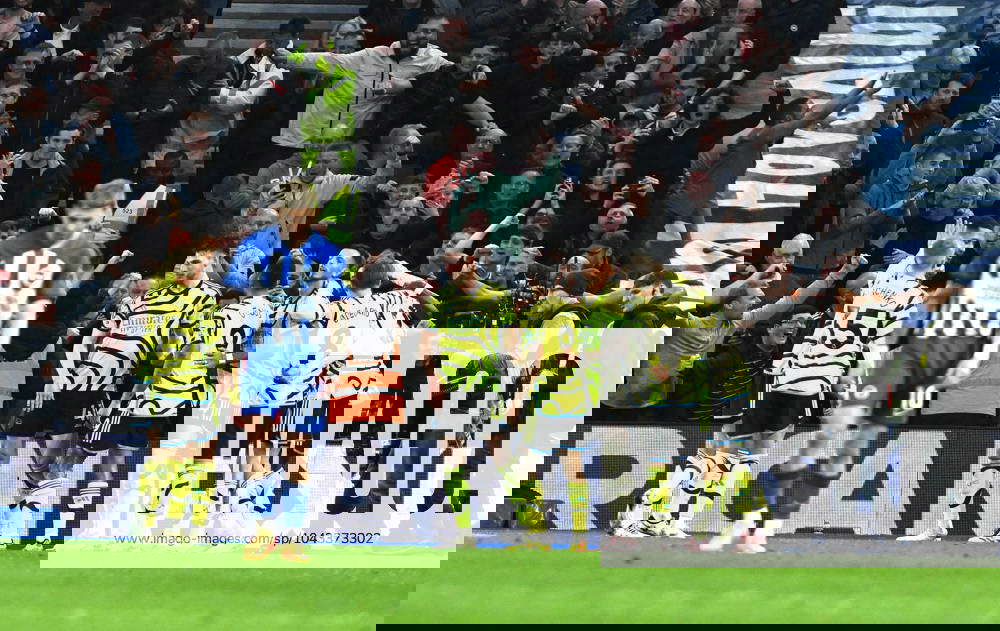 Arsenal celebrate after Kai Havertz of Arsenal scores to give Arsenal a ...