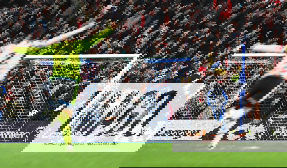 Arsenal celebrate as Leandro Trossard s goal goes in during the Premier ...