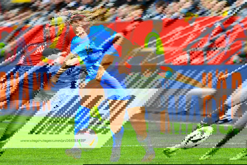 v li Hlin Eiriksdottir Iceland, Iceland, 14, Klara Bühl DEU, 19, duel, duel, tackle, tackling