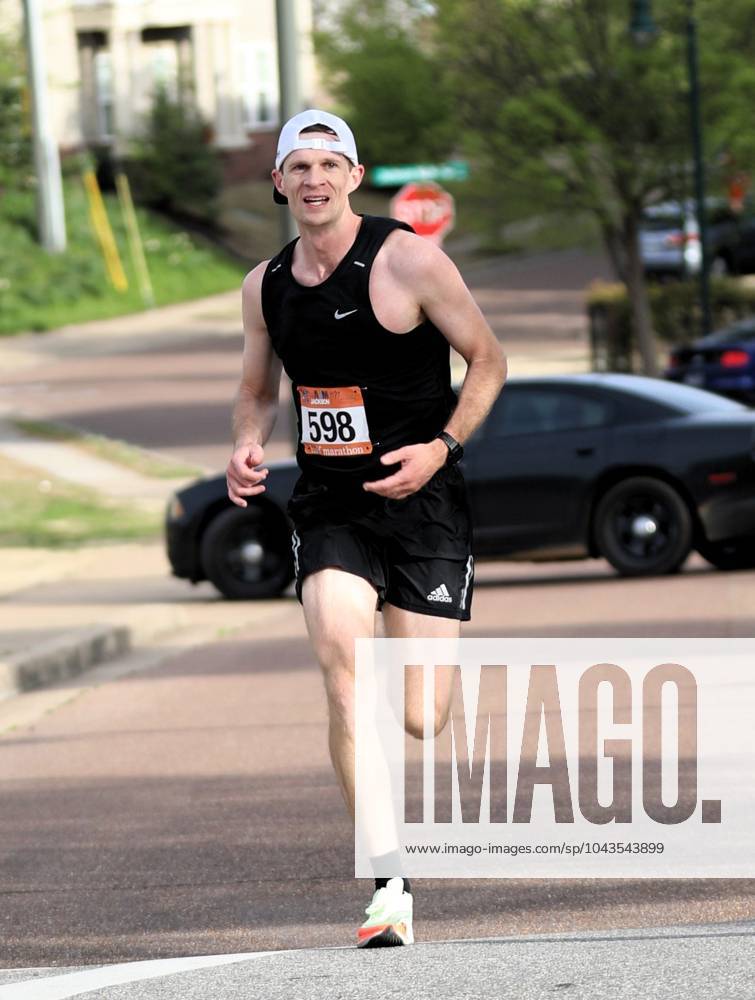 Syndication: The Tennessean Matt Layne (598) of Germantown, Tennessee ran toward the finish line to