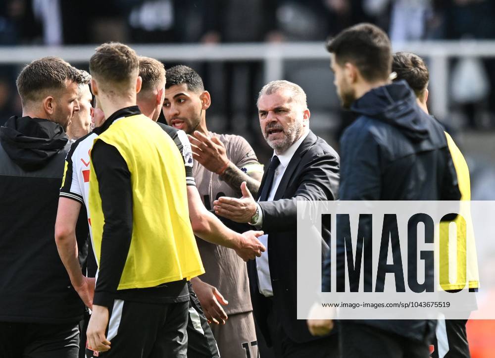Ange Postecoglou manager of Tottenham Hotspur tries to calm players ...