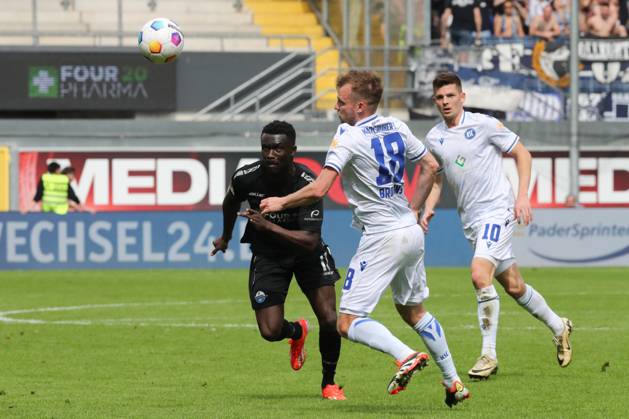 Sirlord Conteh SC Paderborn, 11 against goalkeeper Florian Stritzel SV ...