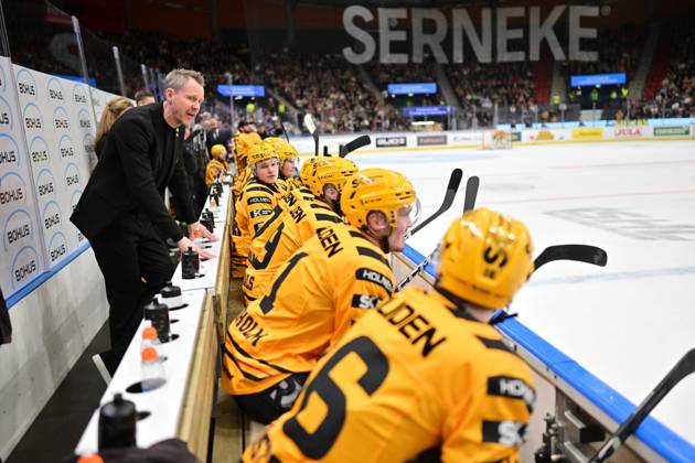 GÖTEBORG, SVERIGE 20240312 Skellefteas coach Robert Ohlsson during Tuesdays SHL ice hockey match