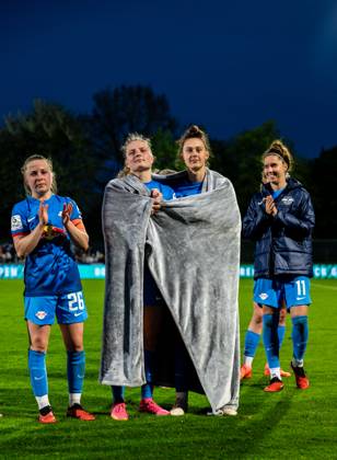 Leipzigs Nina Raecke and Gianna Rackow clapping to the fans Football 1 ...