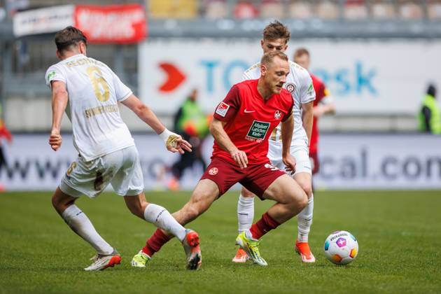 Ben Zolinski 1 FC Kaiserslautern in a duel with Sebastian Schonlau ...