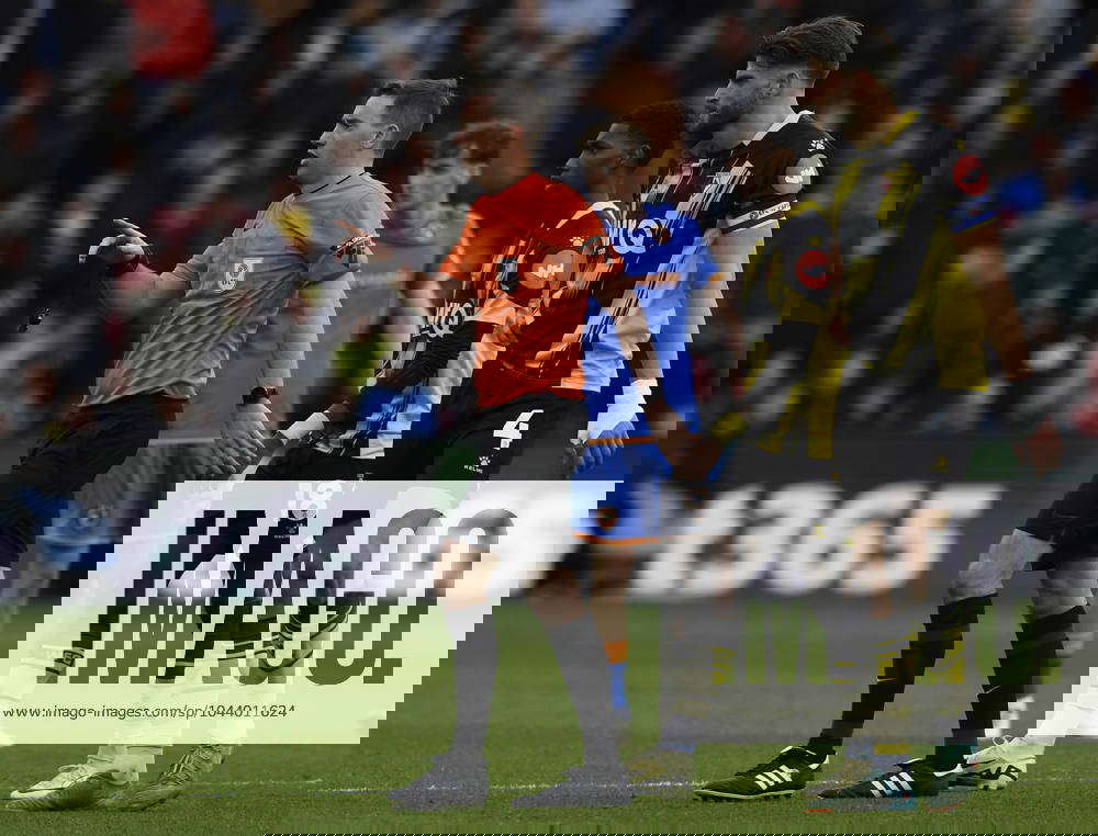 Referee Ben Toner with Yaser Asprilla and Wesley Hoedt of Watford ...