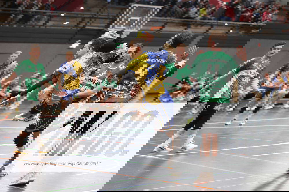 Tim Henrich RSVE left vo , Lukas Johannes Rosenbaum TV left hi and ...