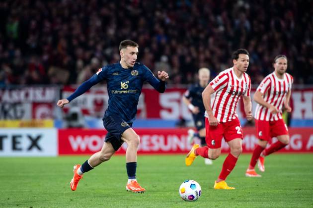 Brajan Gruda FSV Mainz 05, 43 on the ball, behind him Ihlas Bebou TSG ...