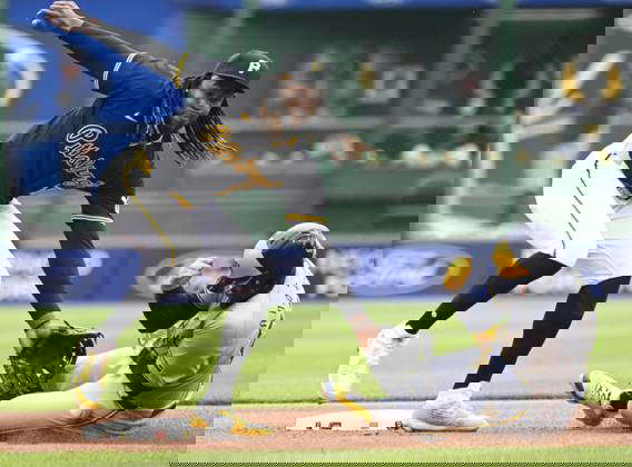 Milwaukee Brewers shortstop Willy Adames (27) steals second bas as ...