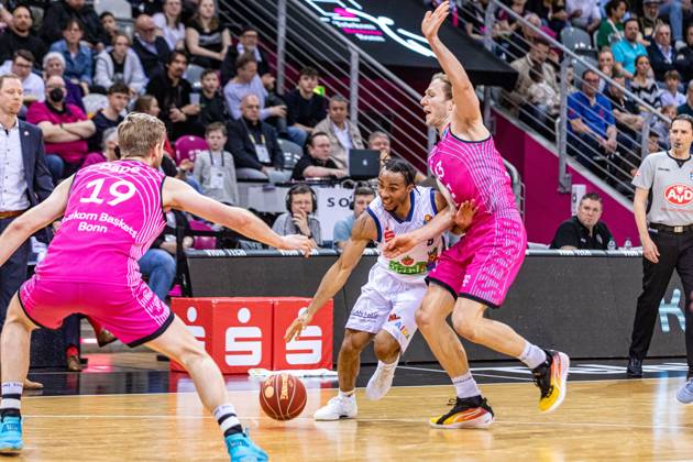 Lester Medford Rostock Seawolves, 08 in attack against Harald Frey ...