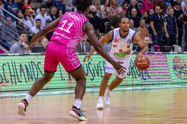Lester Medford Rostock Seawolves, 08 in attack against Harald Frey ...