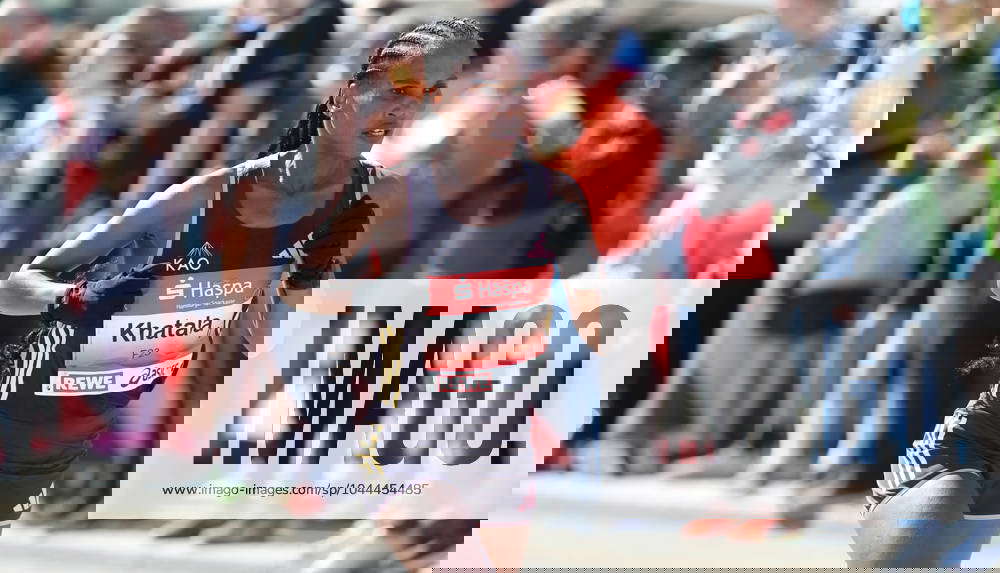 38th edition of the Haspa Marathon in Hamburg Neheng Khatala runs along ...