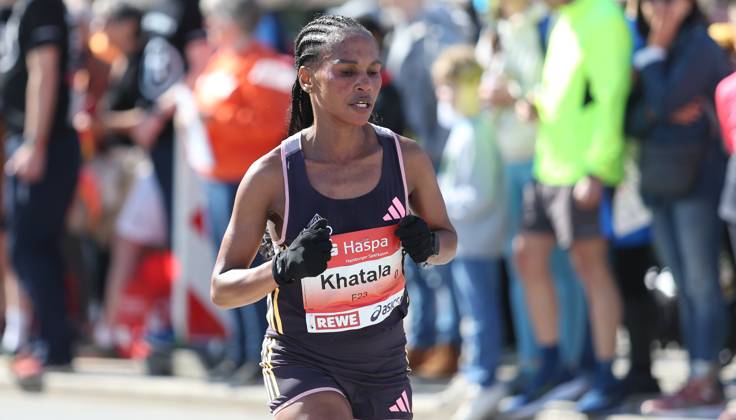 38th edition of the Haspa Marathon in Hamburg Neheng Khatala runs along ...
