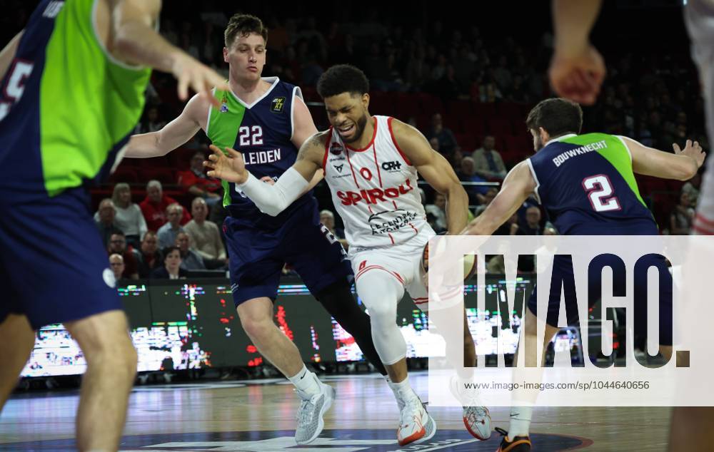 ZZ s Brock Gardner and Spirou s David Collins fight for the ball during a basketball match between