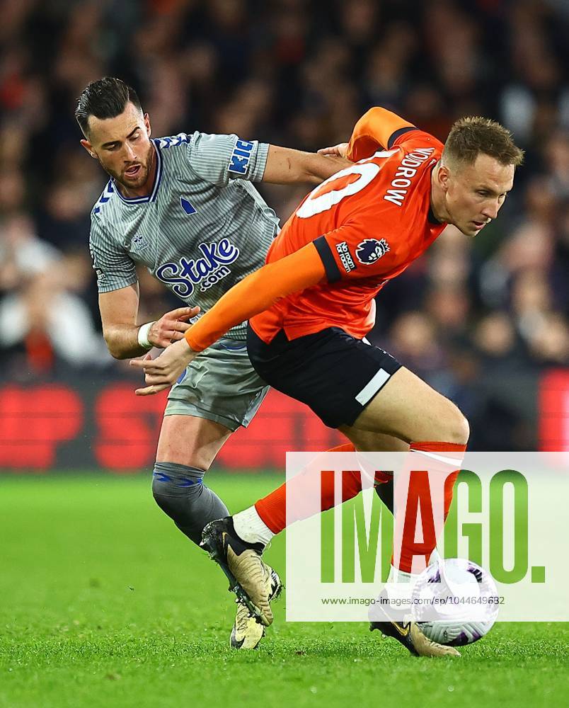 Jack Harrison of Everton and Cauley Woodrow of Luton Town Luton Town v ...