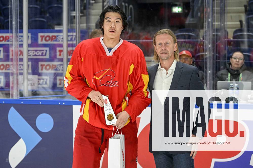 (240504) -- VILNIUS, May 4, 2024 -- China s Yan Ruinan (L) receives the ...