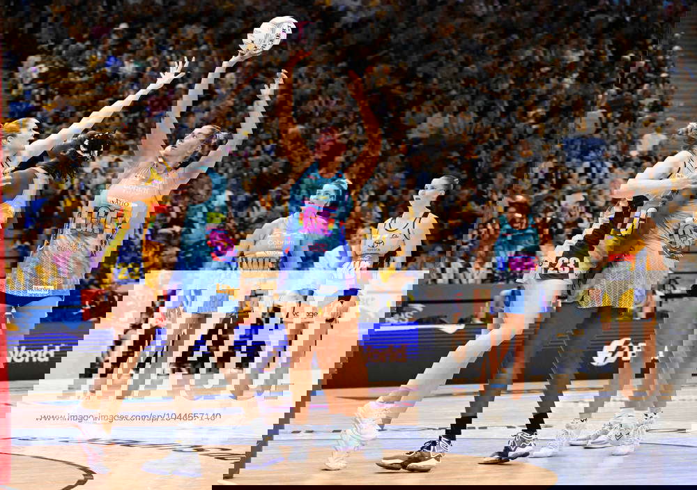 SUPER NETBALL LIGHTNING MAVERICKS, Eleanor Cardwell of the Mavericks ...