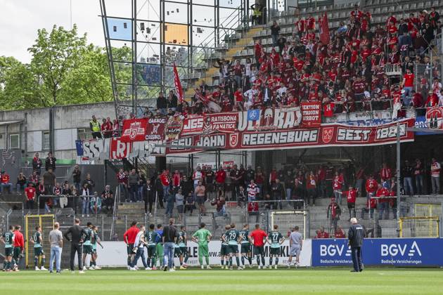 SSV Jahn Regensburg after the match with the fans , Soccer, 3 League ...