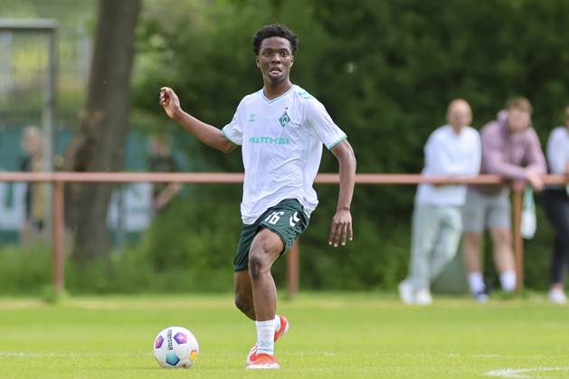 Wesley Adeh Werder Bremen controls the ball, A Junior Bundesliga ...
