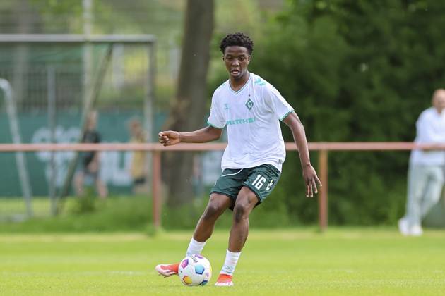 Wesley Adeh Werder Bremen controls the ball, A Junior Bundesliga ...