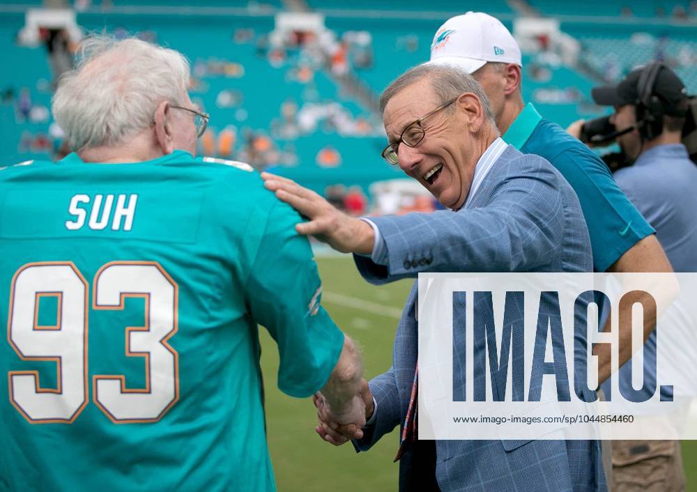 Syndication: USA TODAY Warren Buffett wears a Miami Dolphins Ndamukong ...