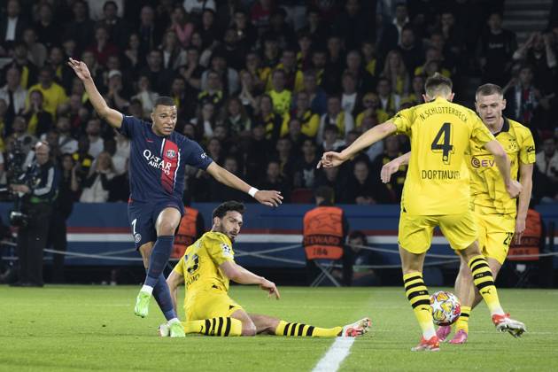 Kylian Mbappe vs Mats Hummels FOOTBALL : Paris Saint Germain Vs Borussia Dortmund - Ligue des