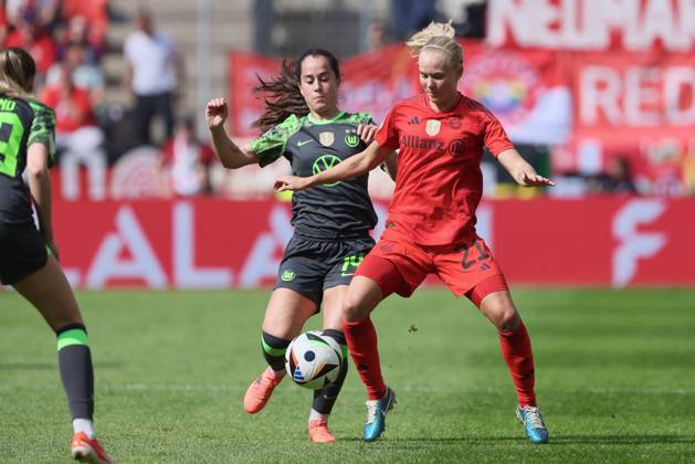 v li Nuria Rabano Blanco VfL Wolfsburg, 14 is admonished by referee ...